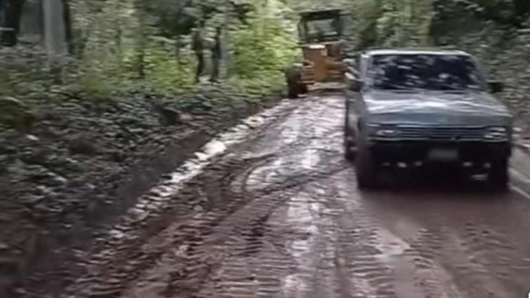 Bus con pasajeros quedó atascado en lodo, en la carretera a Villa El ...