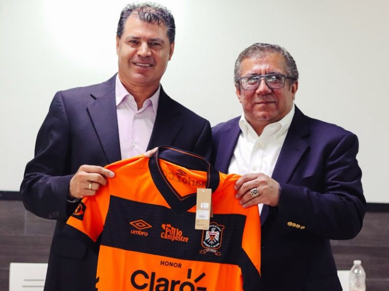CD Águila presentó a Juan Carlos «Pájara» Chávez como su entrenador ...