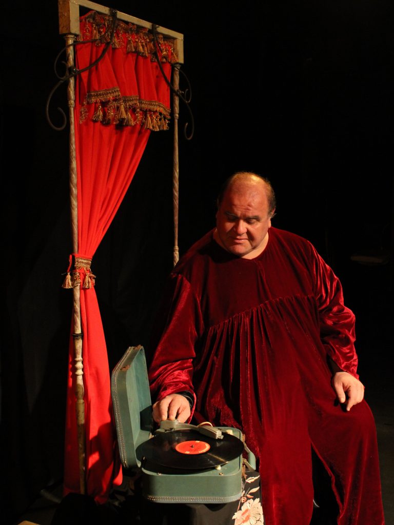 Óscar AlfaRo retrata el alma escénica de Omar Renderos en “Más allá de la nostalgia” – El Diario ...