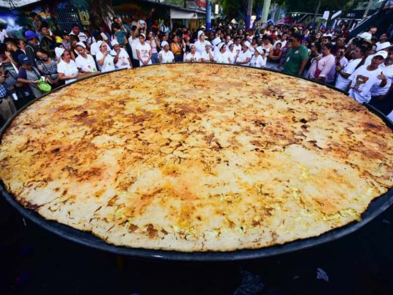 ¡Gigante celebración! La pupusa más grande del mundo fue elaborada en ...