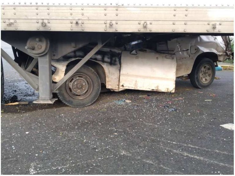 Tres lesionados dejó el choque de pick up con rastra en Colón - El ...