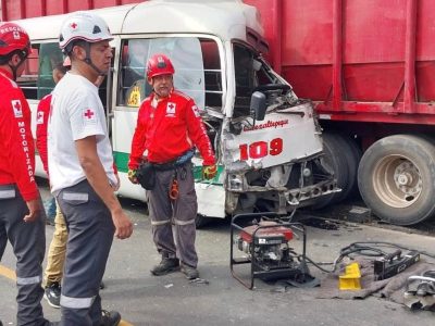 Rescatan a motorista de microbús de Ruta 109 que quedó atrapado tras ...