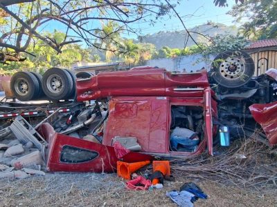 Motorista lesionado al volcar rastra cargada con bolsas de cemento en ...